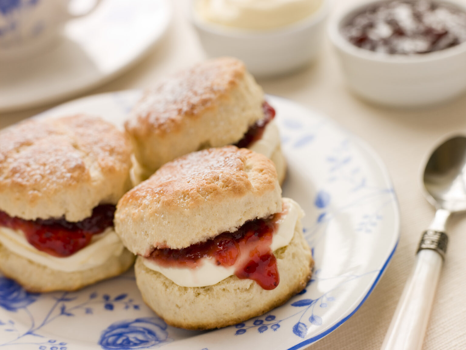 Engelse scones met jam en clotted cream - Puur-Koken.nl