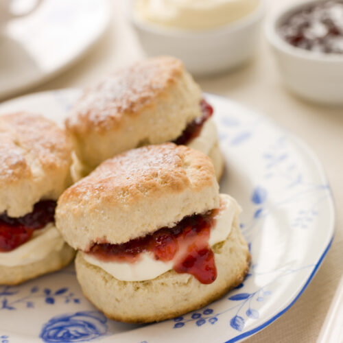 Engelse scones met jam en clotted cream - Puur-Koken.nl
